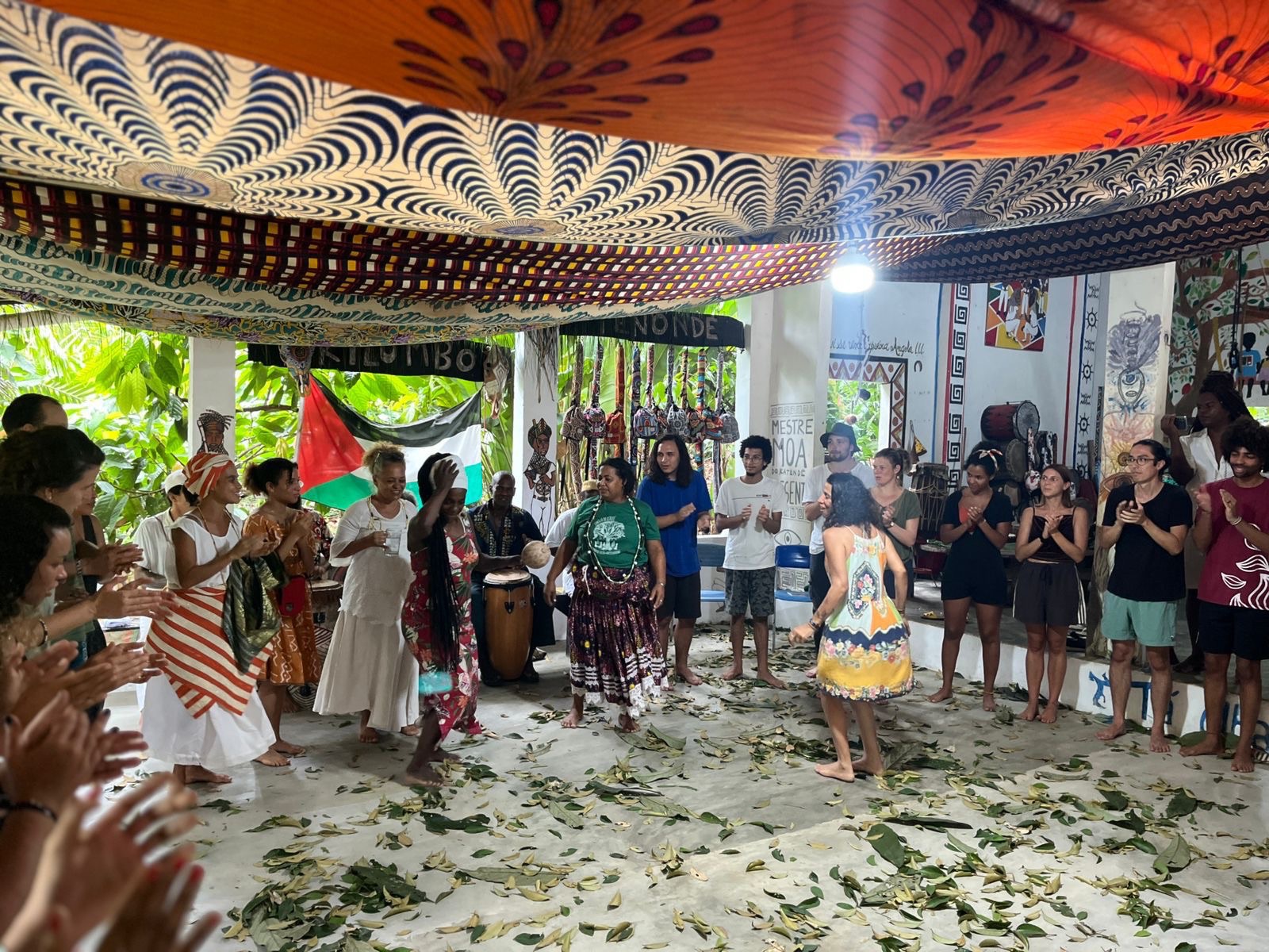 Vivências ancestrais afro-indígenas marcam a abertura do Cosmo Angola ...